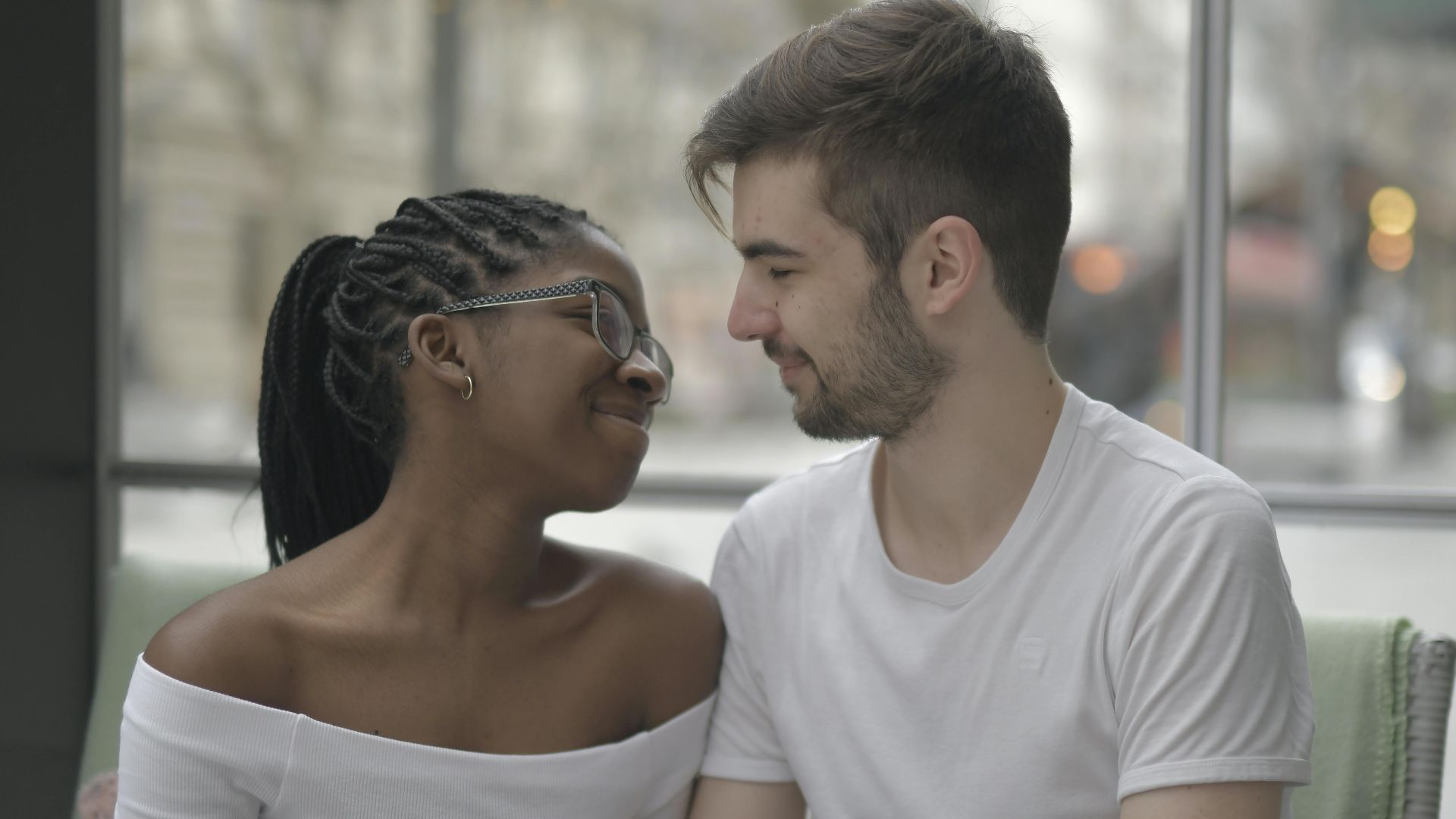 20 things men secretly hope women will do on dates