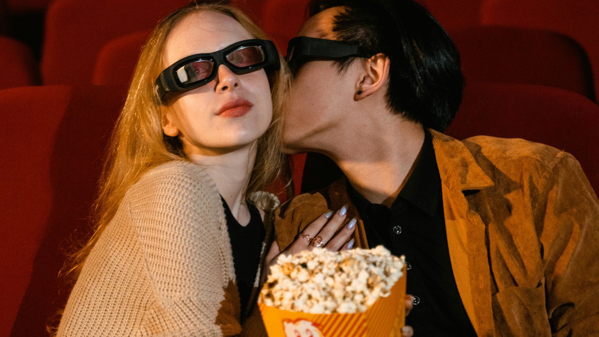 20 things men secretly hope women will do on dates