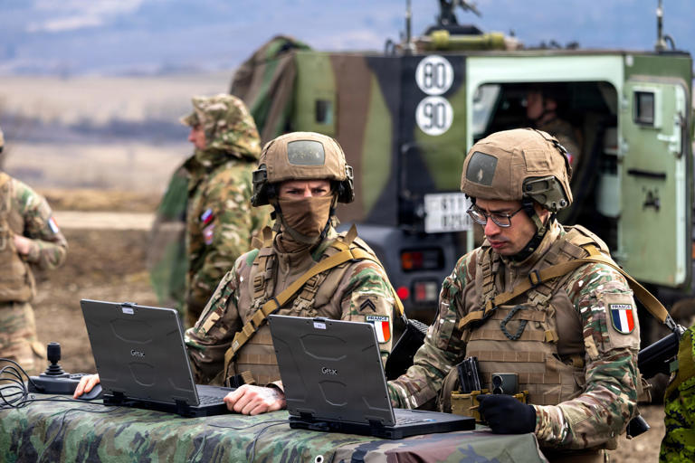 US Army leaders say soldiers are drowning in so much battlefield data ...