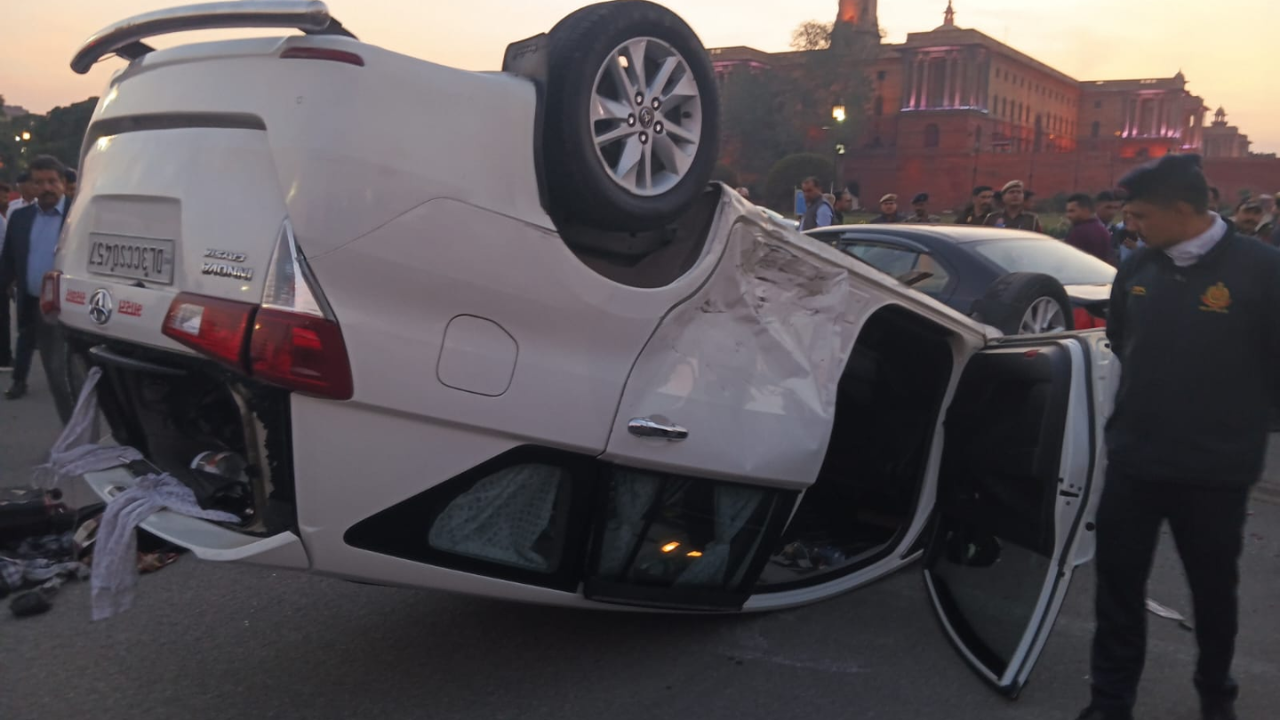 Massive car crash in Delhi's high security zone: One vehicle overturns ...