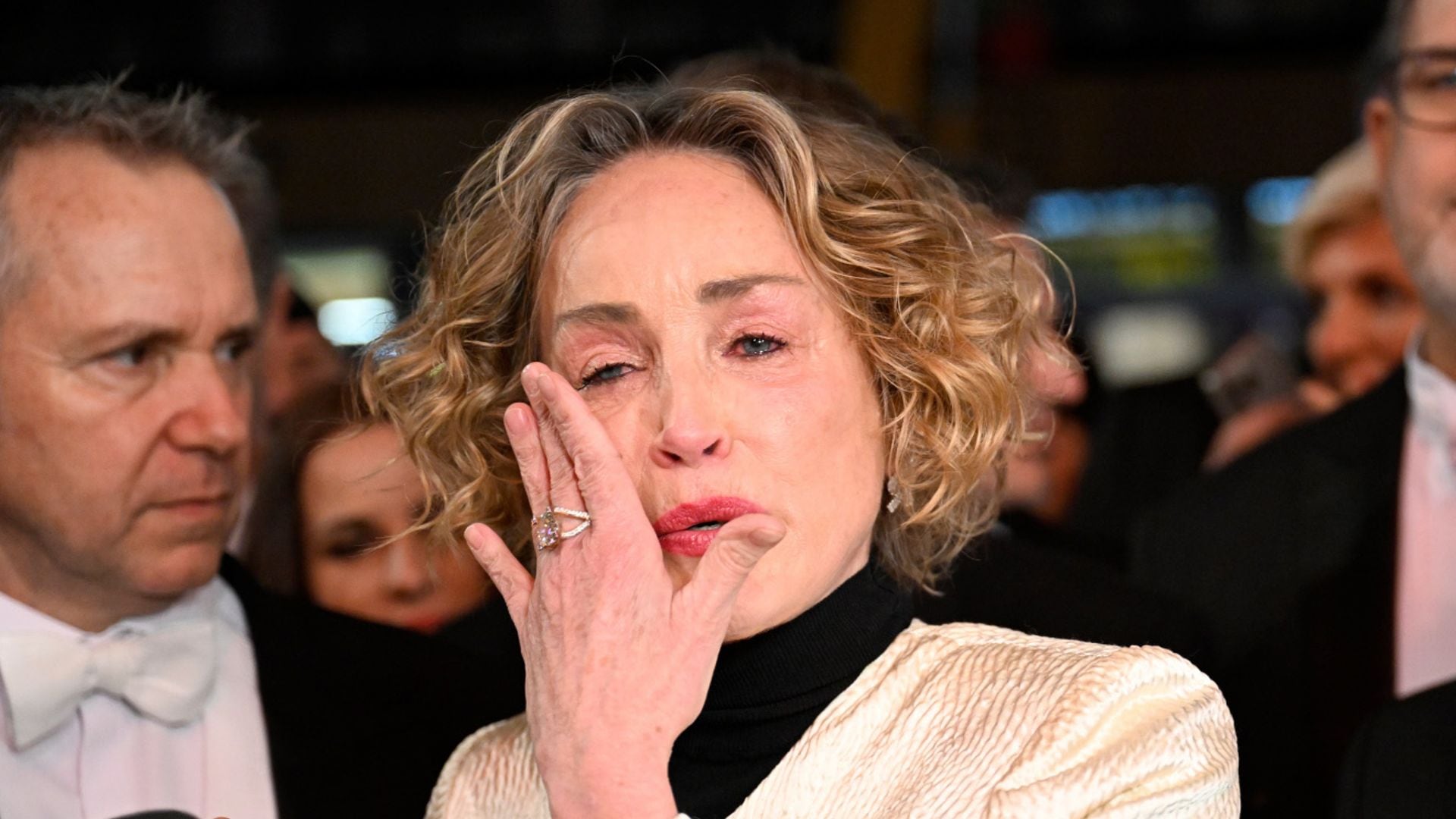 Sharon Stone rompe a llorar en Viena y protagoniza el momento más ...