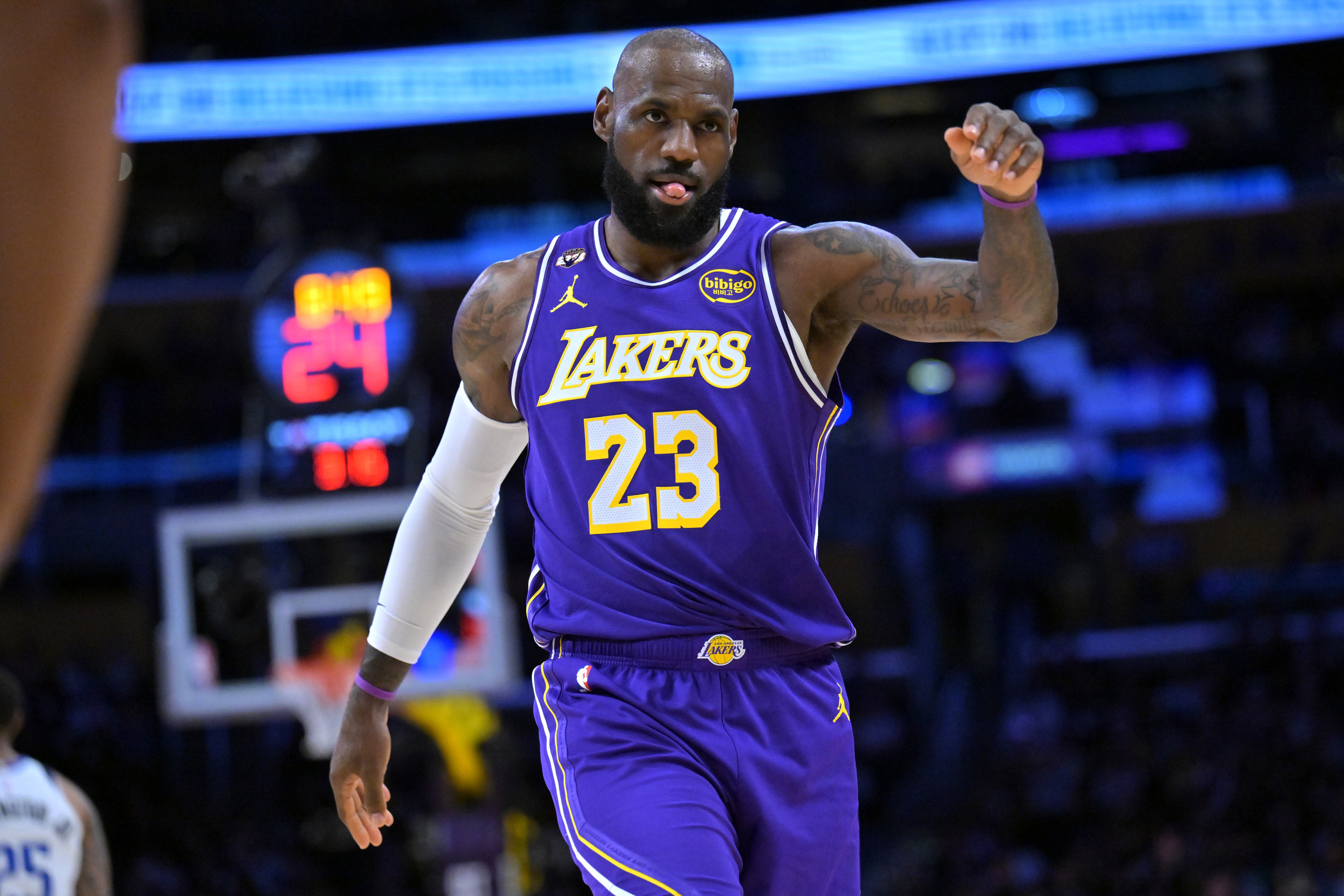 LeBron James puts up historic performance in Lakers win