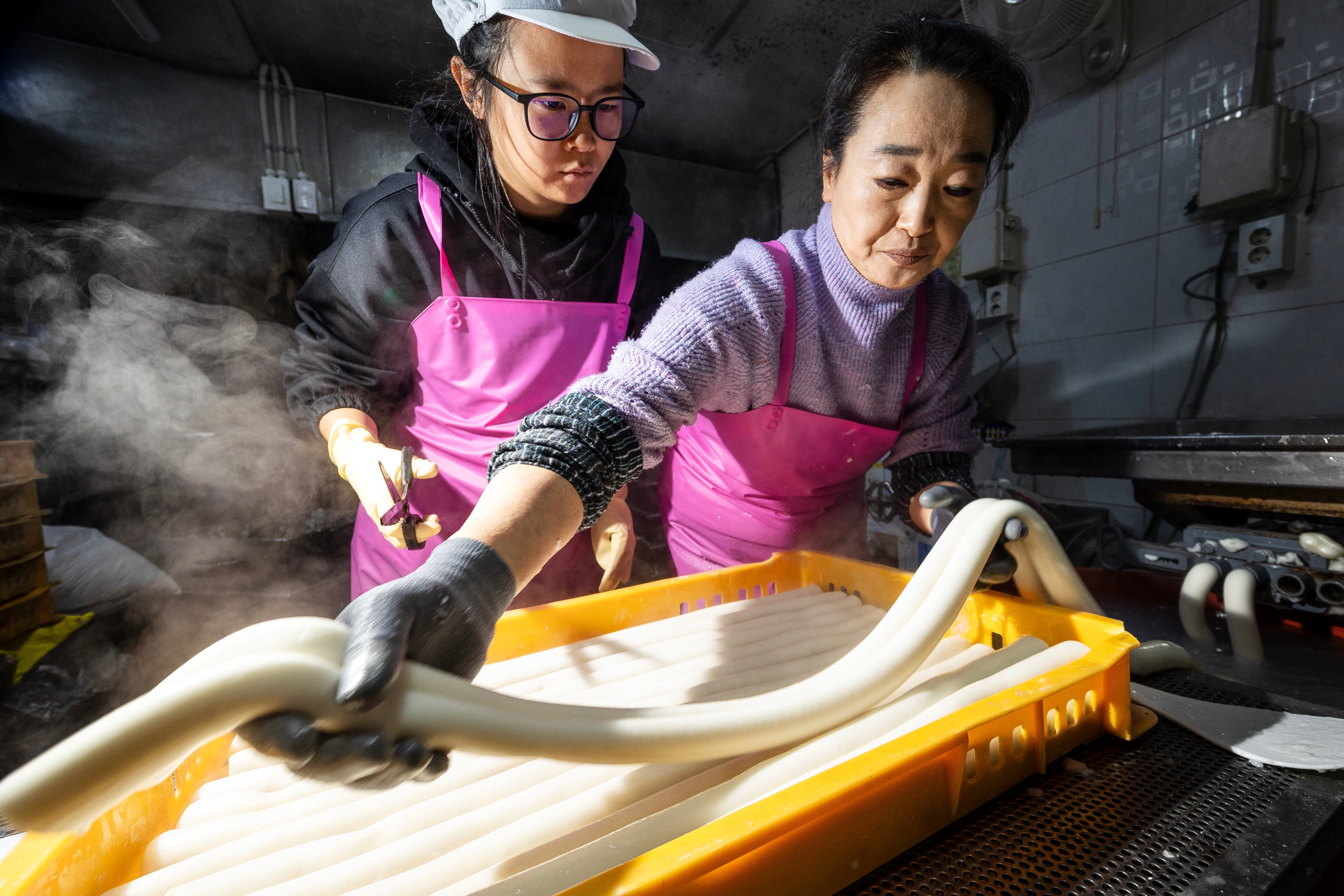 Lunar New Year rice cake shop uses 200kg of flour daily