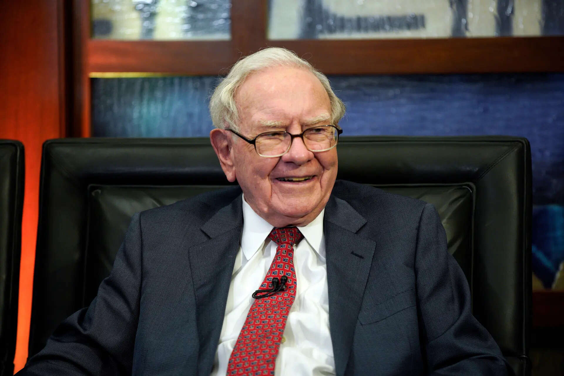 Warren Buffett reveals the 5 books that shaped his investment mindset ...
