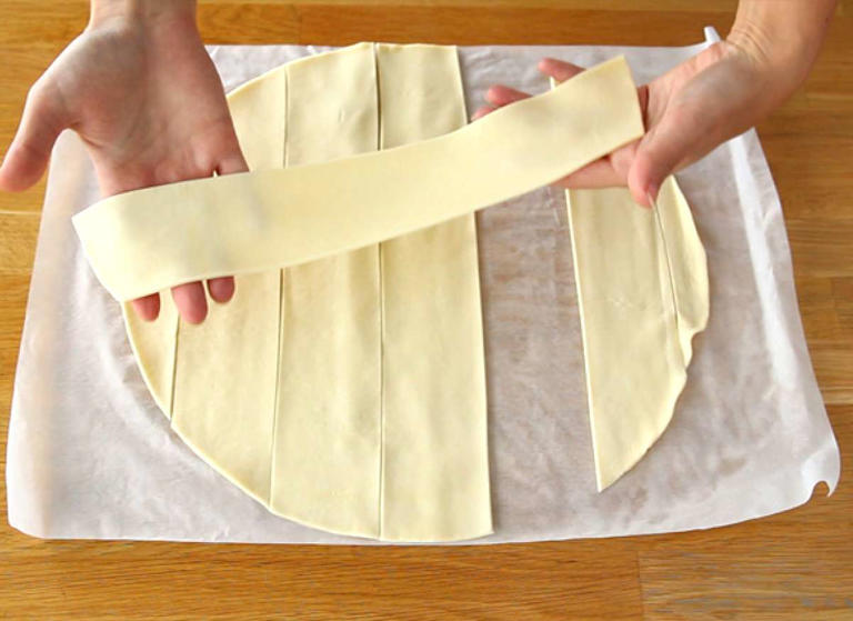 Apple and puff pastry roses: the Valentine's Day dessert that looks ...