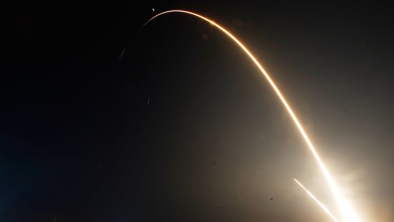 SpaceX dips below market opening as AI stocks face sell-offs