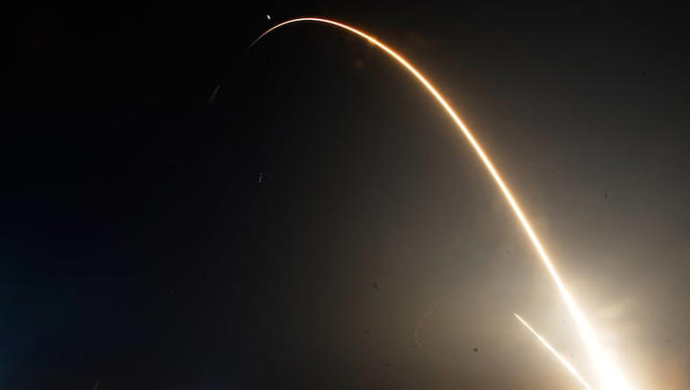 SpaceX dips below market opening as AI stocks face sell-offs