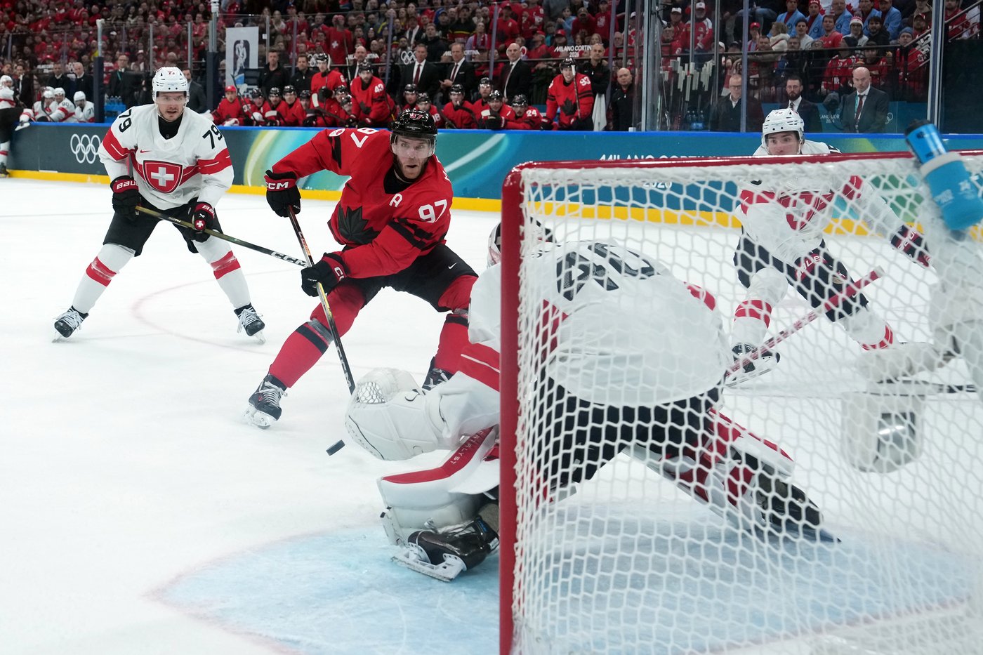McDavid et MacKinnon mènent le Canada à un gain de 5-1 contre la Suisse