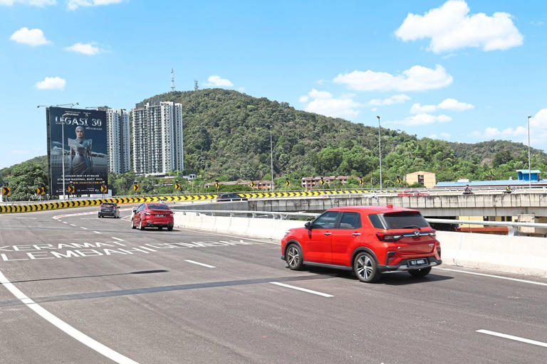 Tight EKVE U-turn ramp raises safety concerns