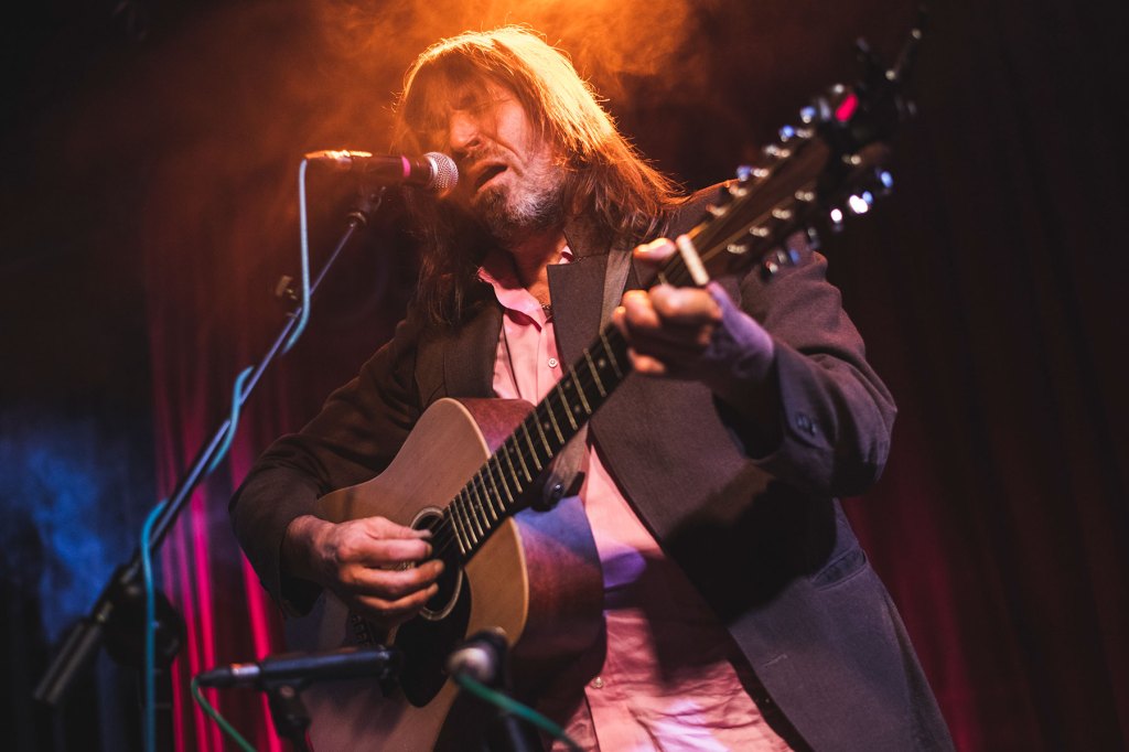 Evan Dando hospitalized for mental health issues after fan accuses him ...