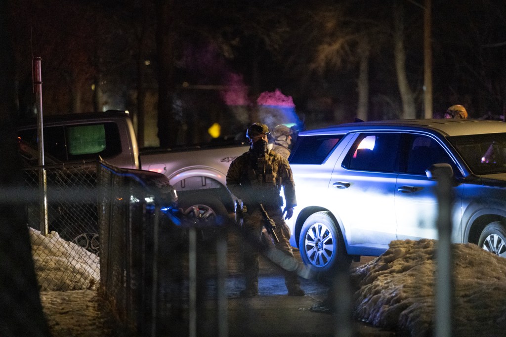 Judge dismisses charges against two migrants, federal agents investigated