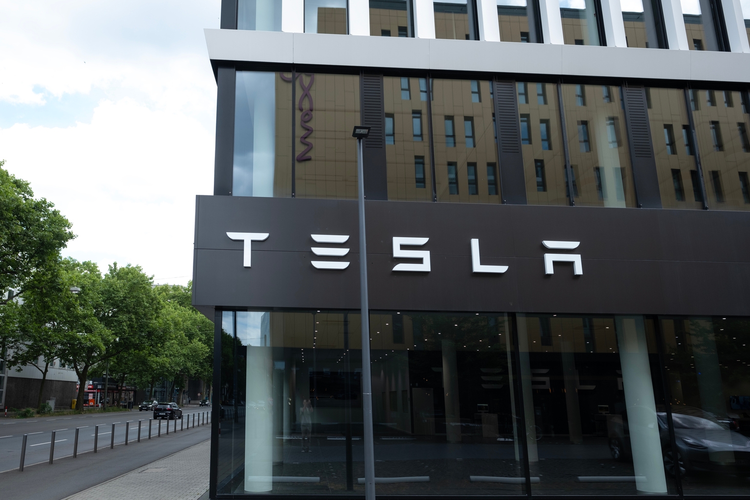 Tesla $400 core value leaves Optimus & AI upside fully unpriced: Piper ...