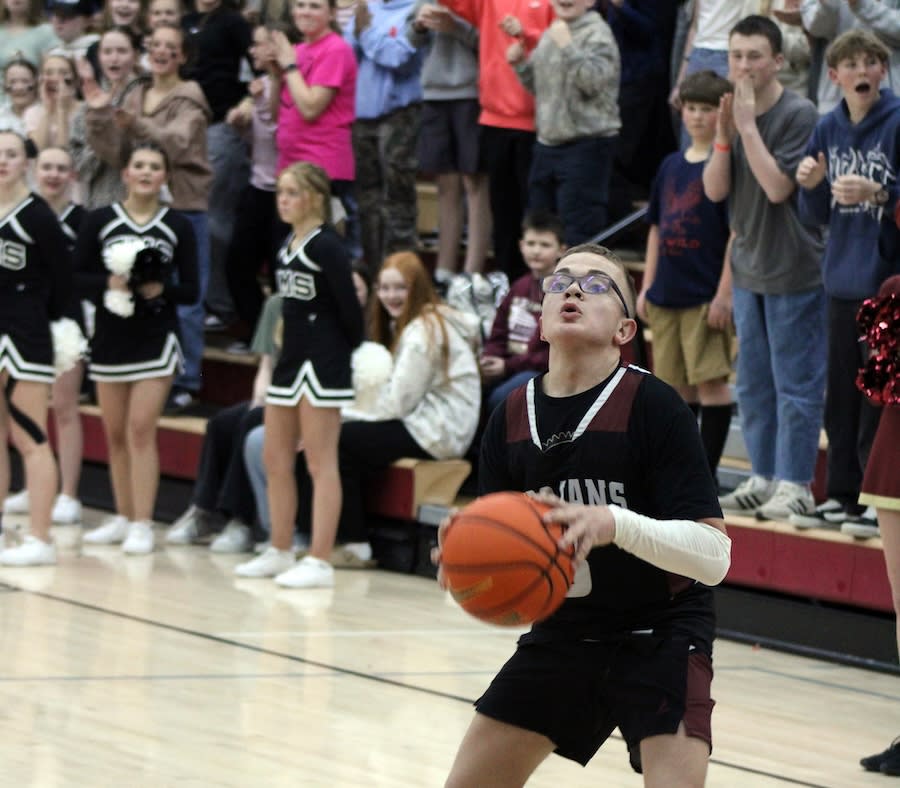 Crowd erupts as Rigby teen with special needs nails last-second shot