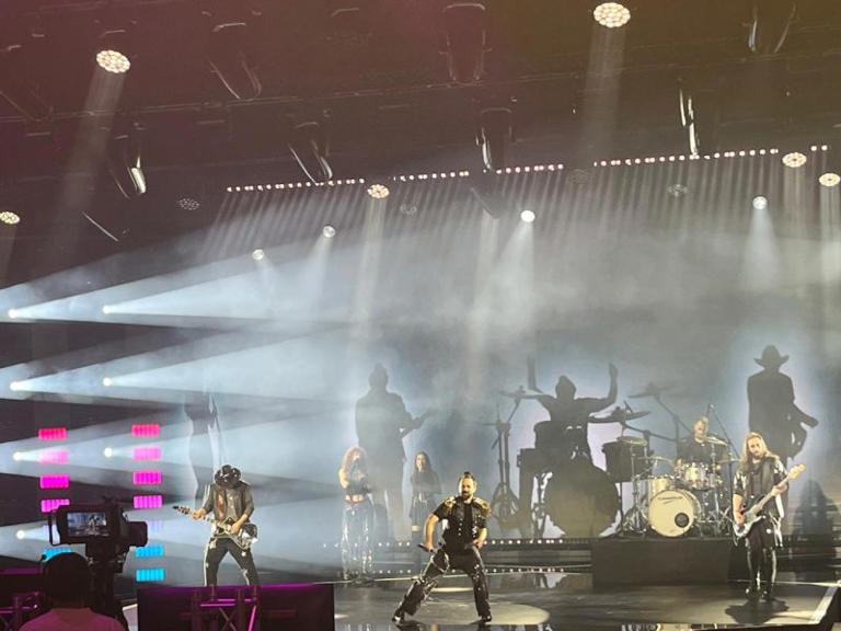 Ο Garvin έφερε rock ενέργεια στο Sing for Greece 2026 με το Back in the ...