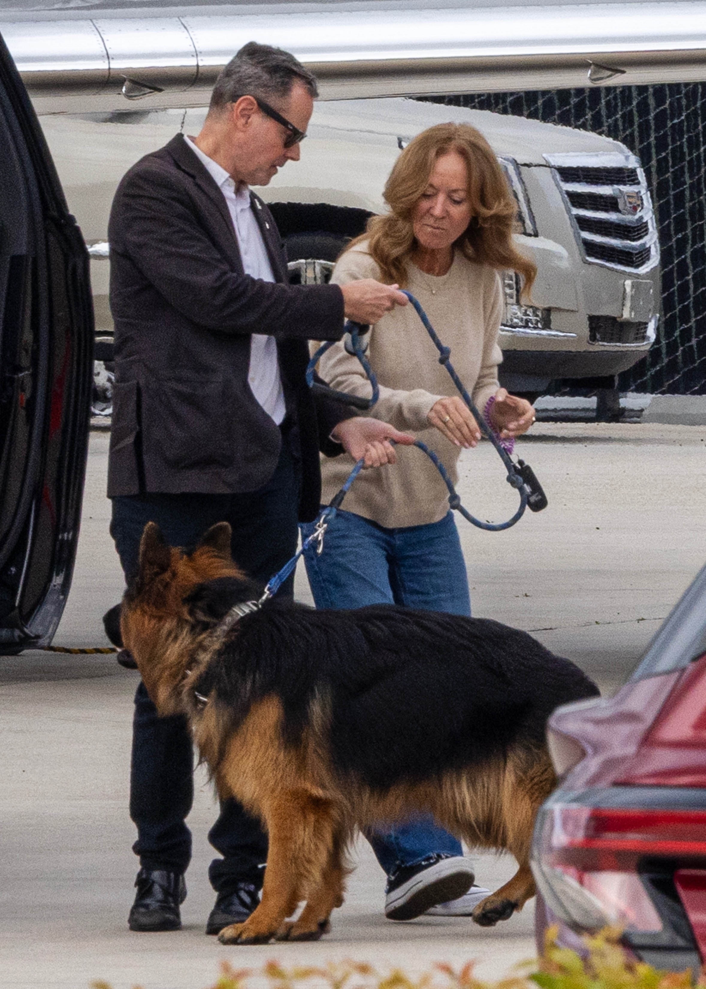 Sydney Sweeney’s mom gets solo ride on Scooter Braun’s private jet