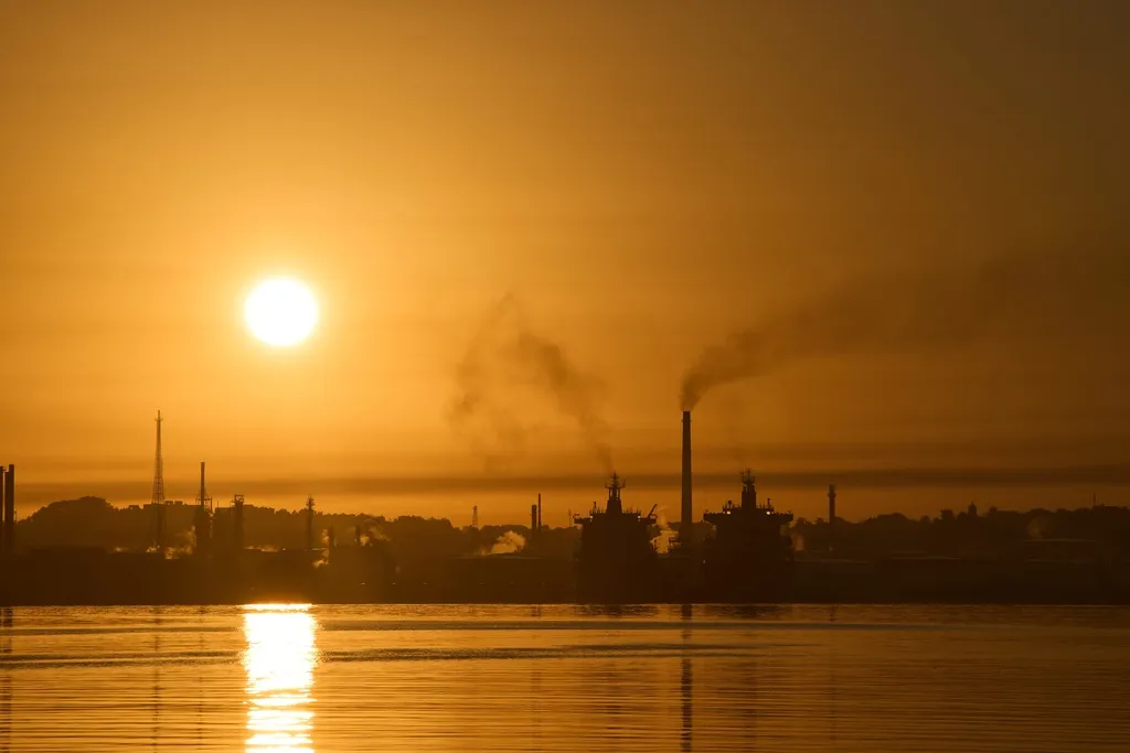 Fire engulfs Cuban oil refinery as crippling oil crisis deepens
