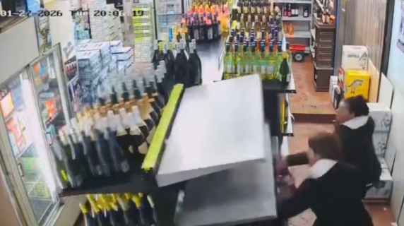 Volevano comprare una bottiglia di vino, cosa mai poteva andare storto?