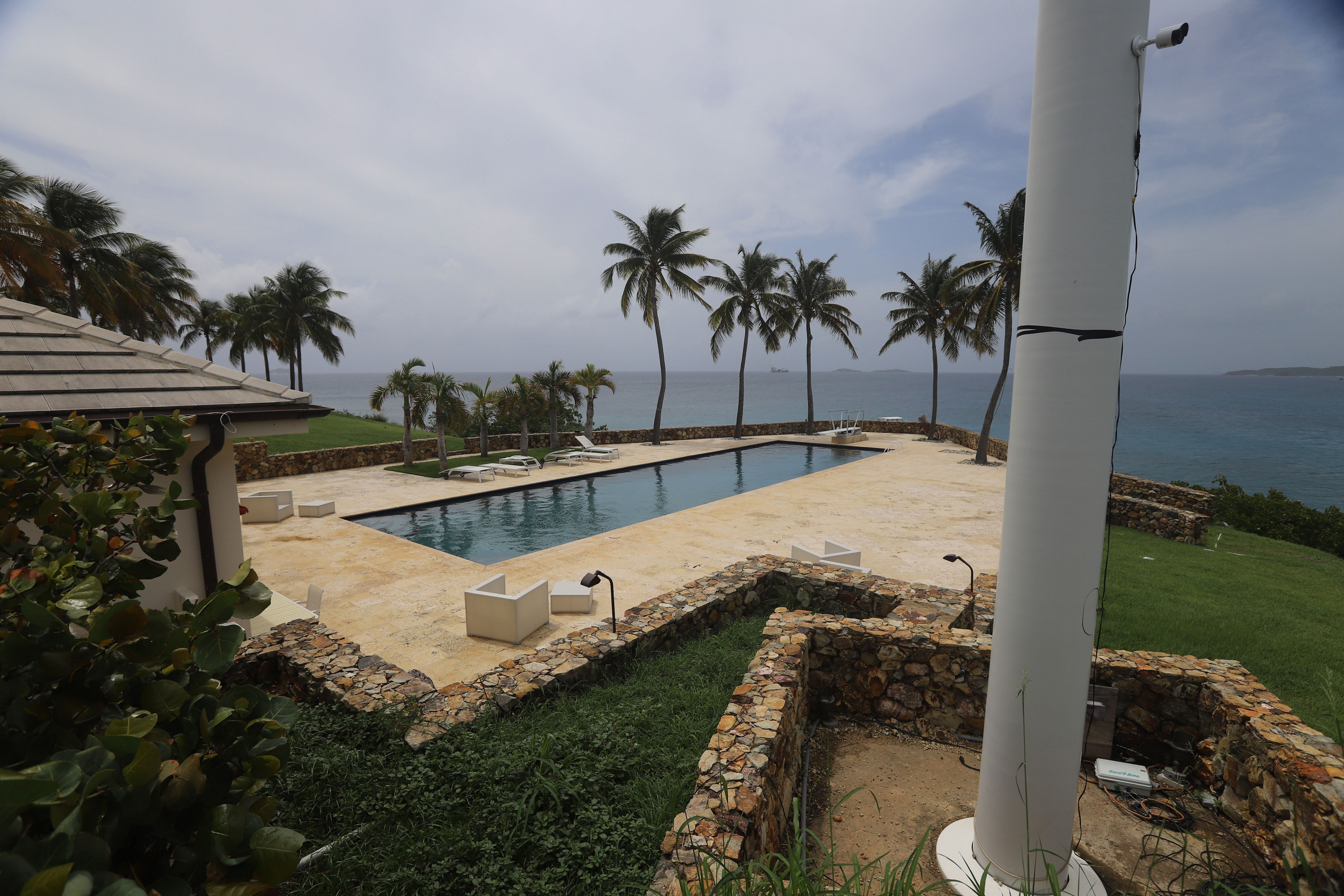 Wie is nu eigenaar van Epstein Island? Miljardair wil nieuw resort wil ...