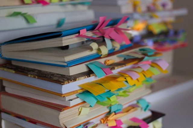 14 little things book lovers do that drive librarians crazy