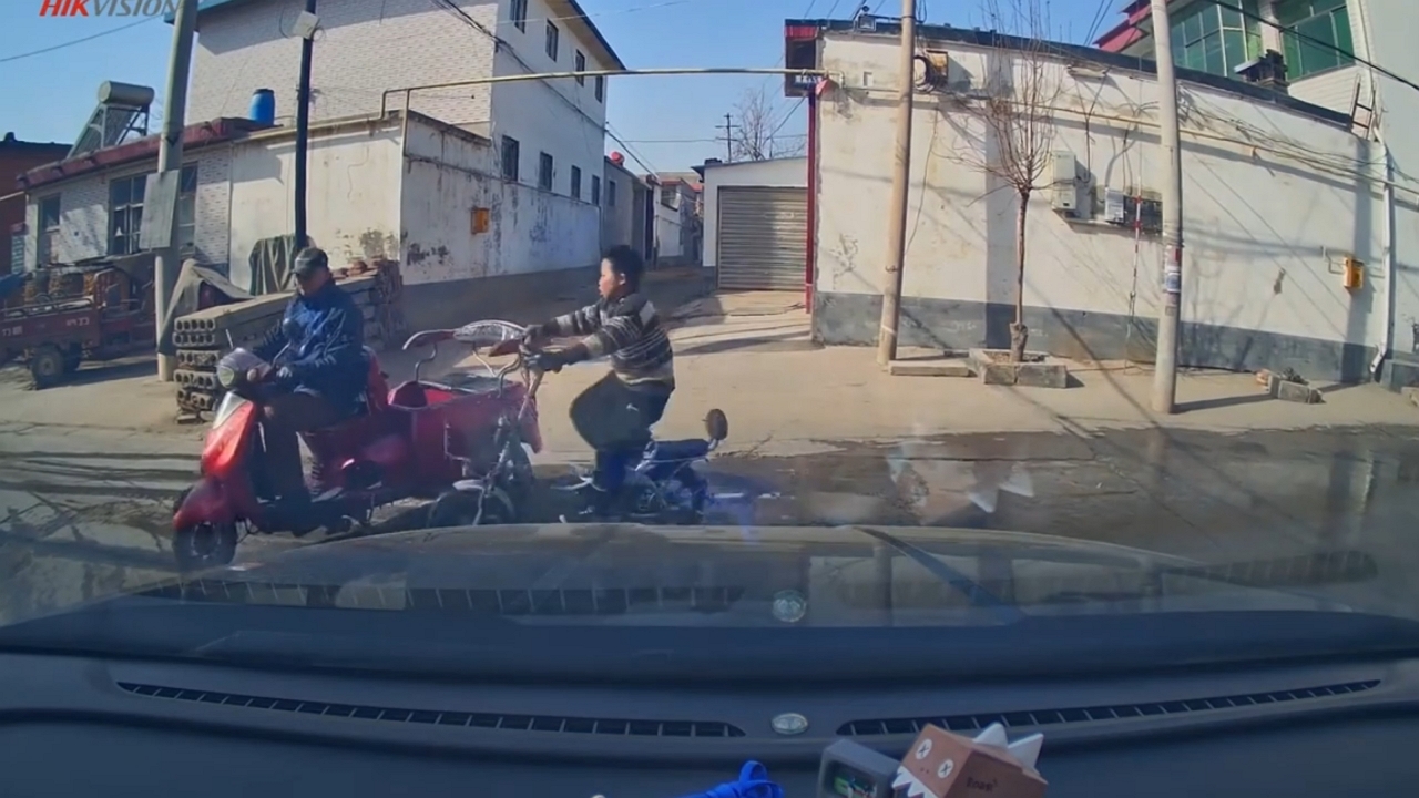 E-bike and bicycle collide at intersection in Hebei, China