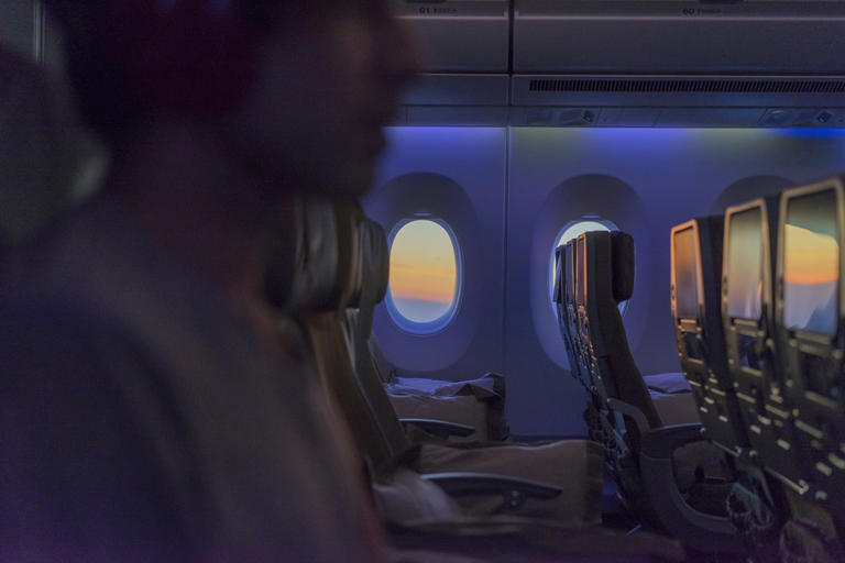 Waarom het licht in het vliegtuig wordt gedimd tijdens opstijgen en landing