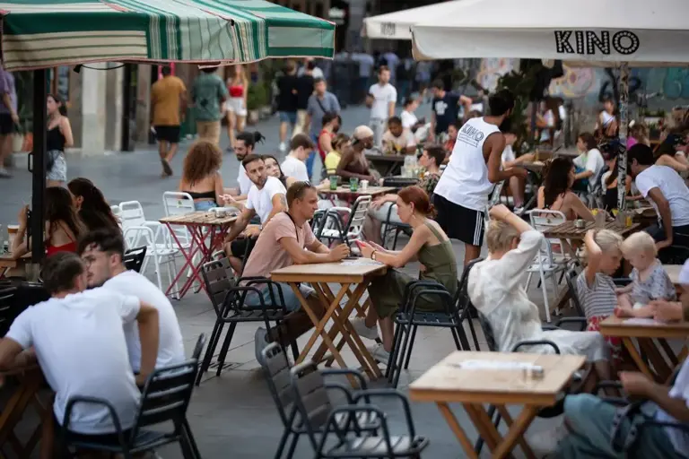 La inflación no vacía bares, pero sí restaurantes: el fast food gana ...