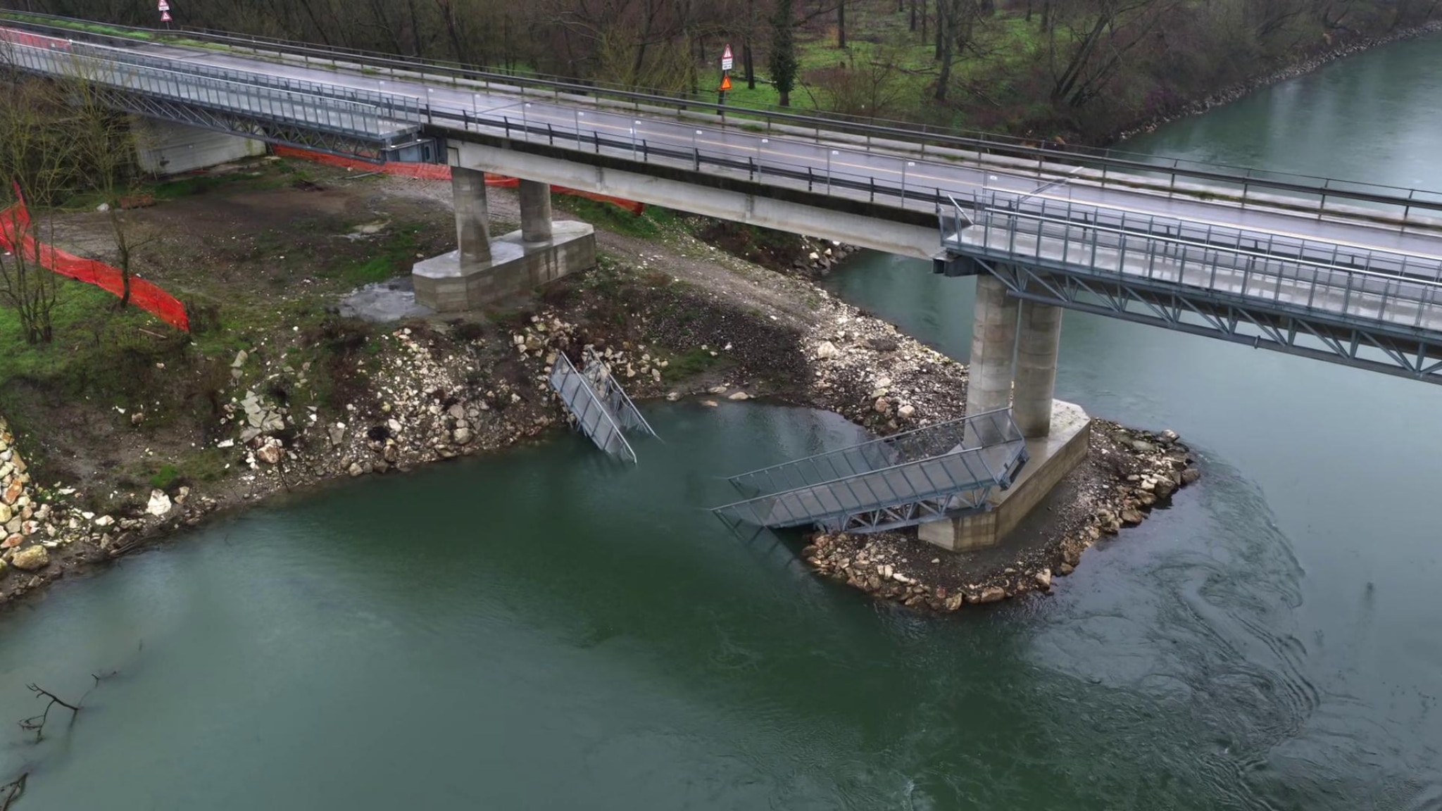 La passerella ciclopedonale collassa nel fiume Adda, le immagini dal drone