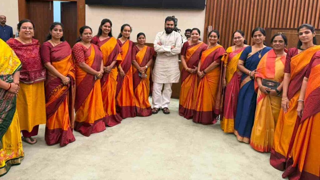 AP Assembly | ఏపీ అసెంబ్లీకి ఒకే రంగు చీరలో మహిళా ఎమ్మెల్యేలు.. సభకు ...