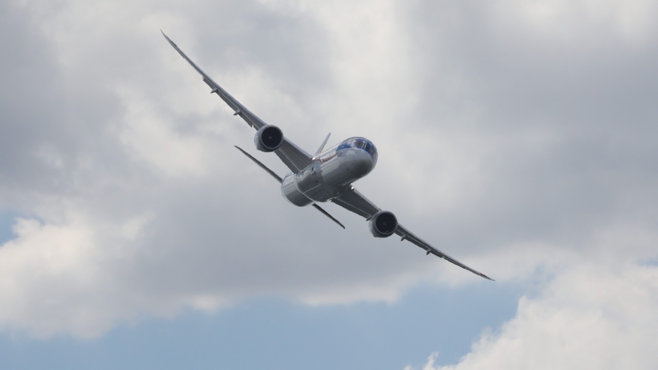 Boeing test pilot stuns viewers with insane vertical 787-9 takeoff