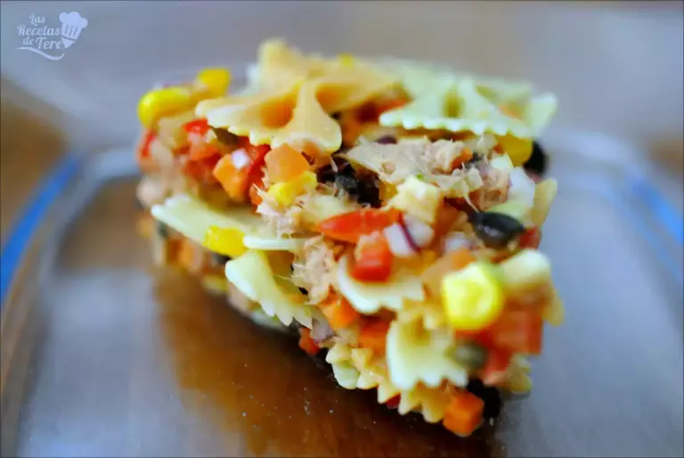 Ensalada de pasta, atún y vegetales