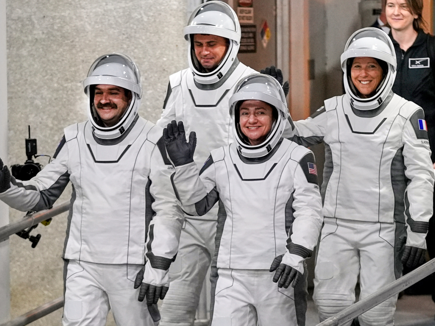 Vier Astronauten mit "Crew Dragon" an ISS angekommen
