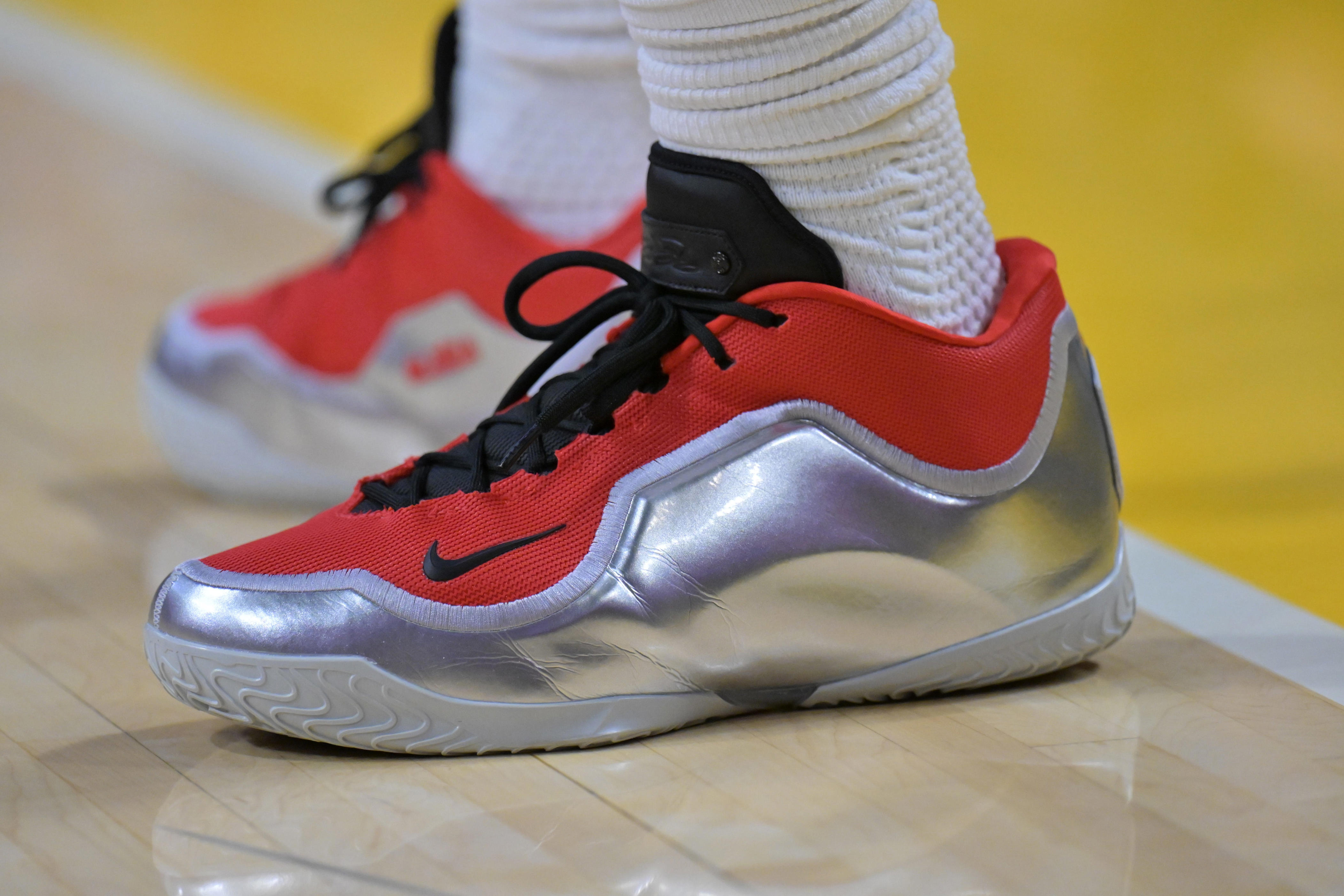 LeBron James gifts Ohio State basketball team with new shoes