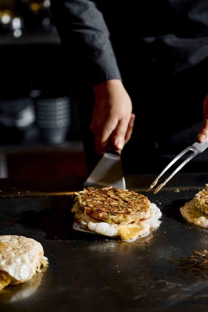 Teppan Grill trae el sabor callejero de Osaka con okonomiyaki