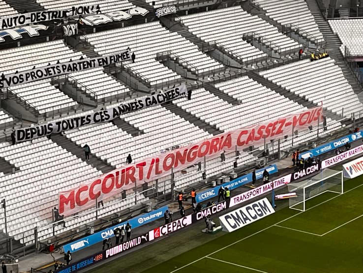 Sifflets et banderoles cinglantes : les supporters de l'OM ont ...