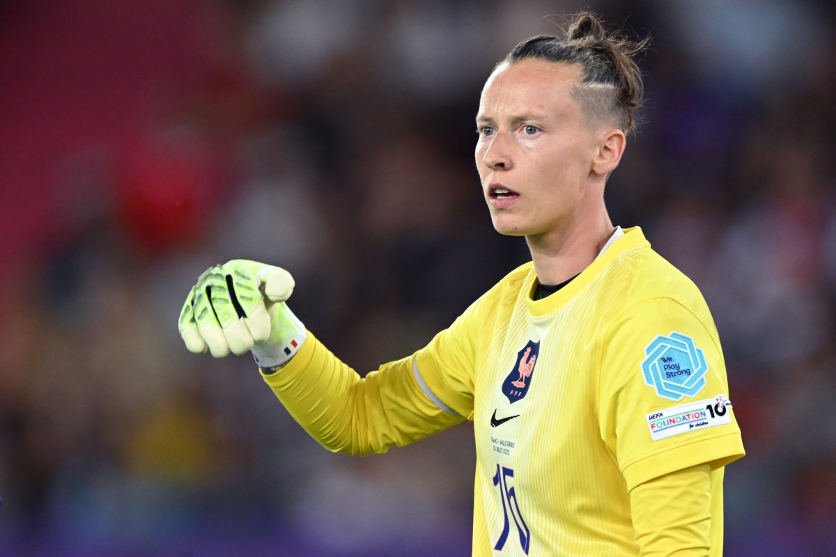 Denver Summit signs French goalkeeper Pauline Peyraud-Magnin ahead of ...