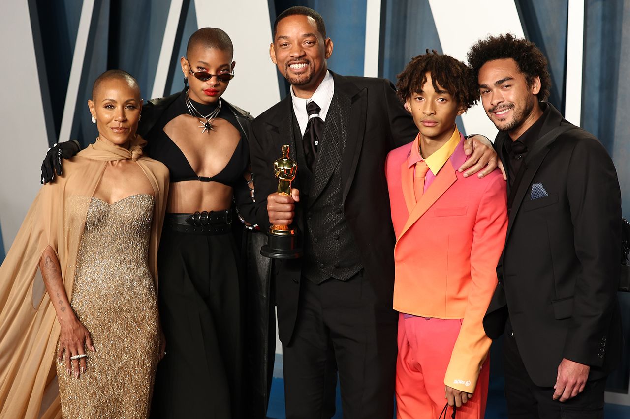 Will Smith gifts Jada Pinkett Smith life-size pillows of their entire ...
