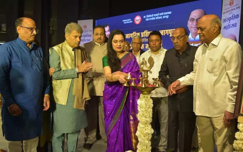 Wadkar, Kolhapure enthrall seniors at Khasdar Mahotsav on inaugural day
