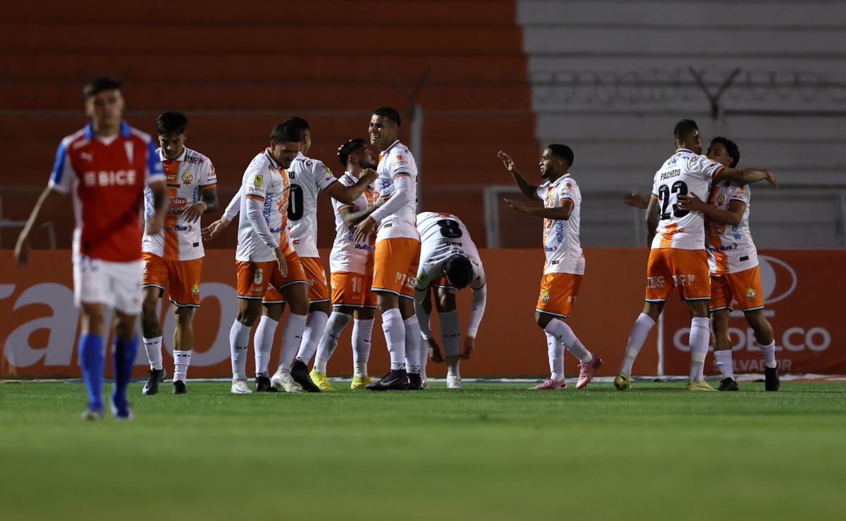 Universidad Católica sucumbe en la altura y sufre su primer traspié ...