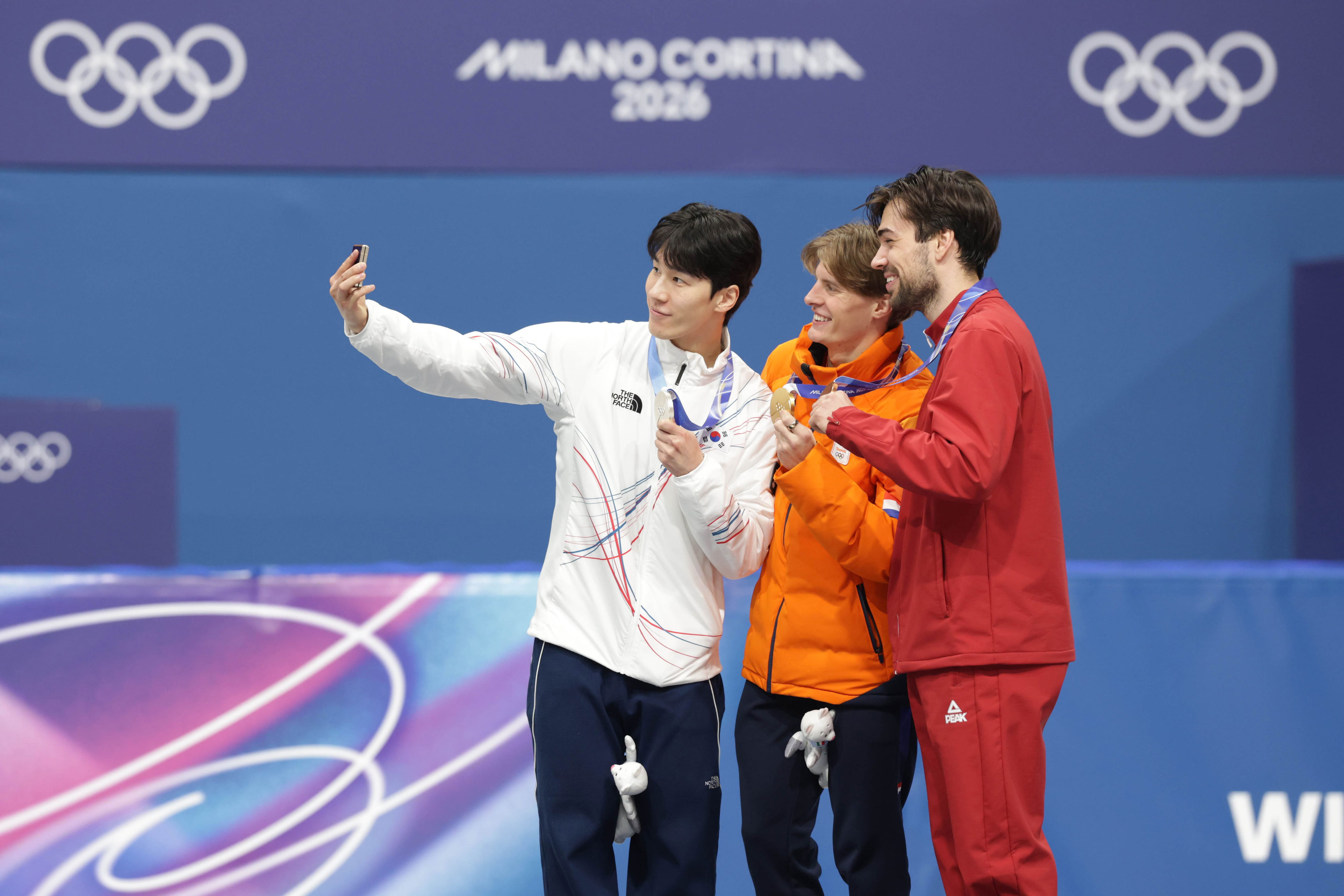 Hwang Dae-heon overcomes adversity, wins 1500m silver with plan B