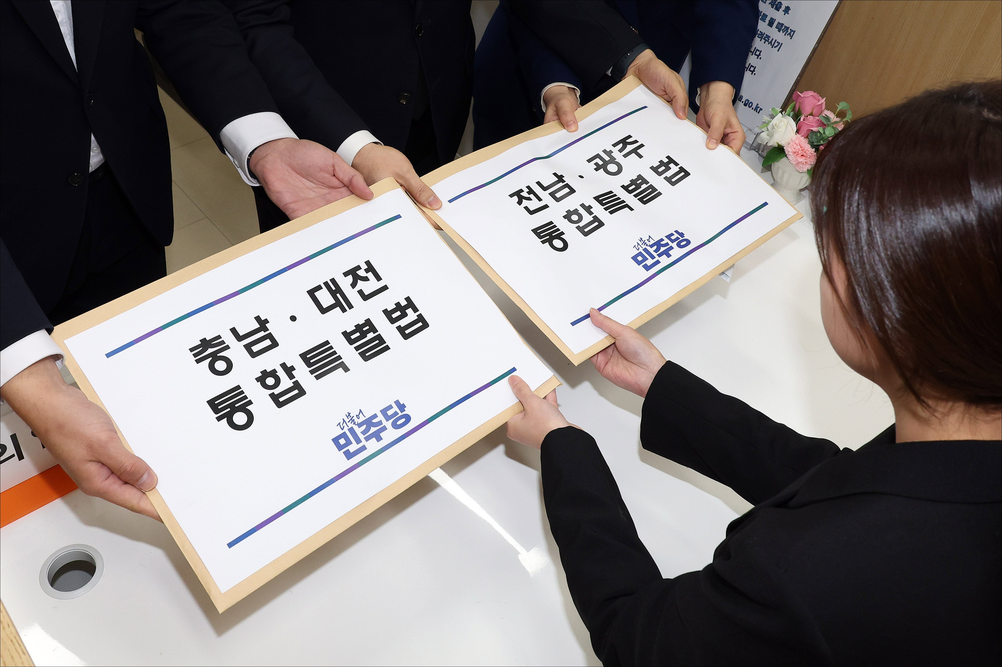 Jeonnam-Gwangju special mayor race heats up with integration