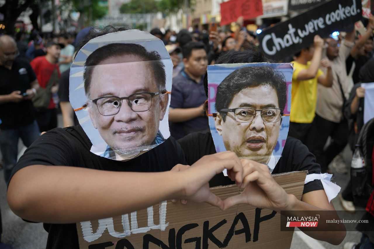'Anwar liar!' reverberates in KL as thousands demand arrest of MACC ...