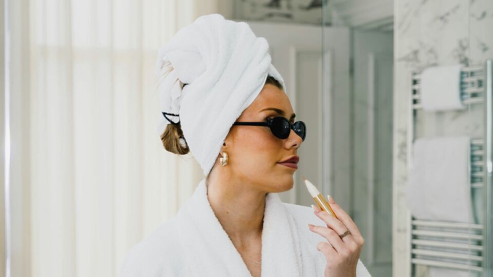 The micro beauty rituals that calm us in public