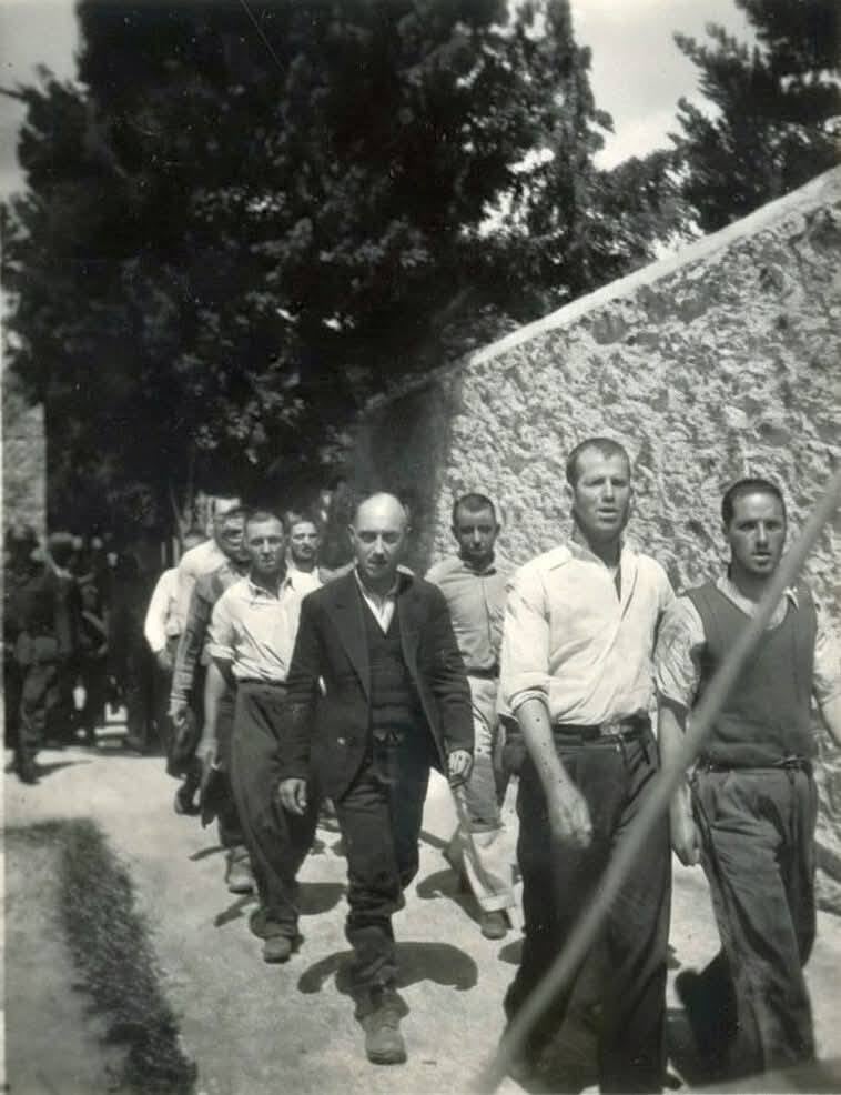 Οι φωτογραφίες από την εκτέλεση των 200 την Πρωτομαγιά 1944 στην ...