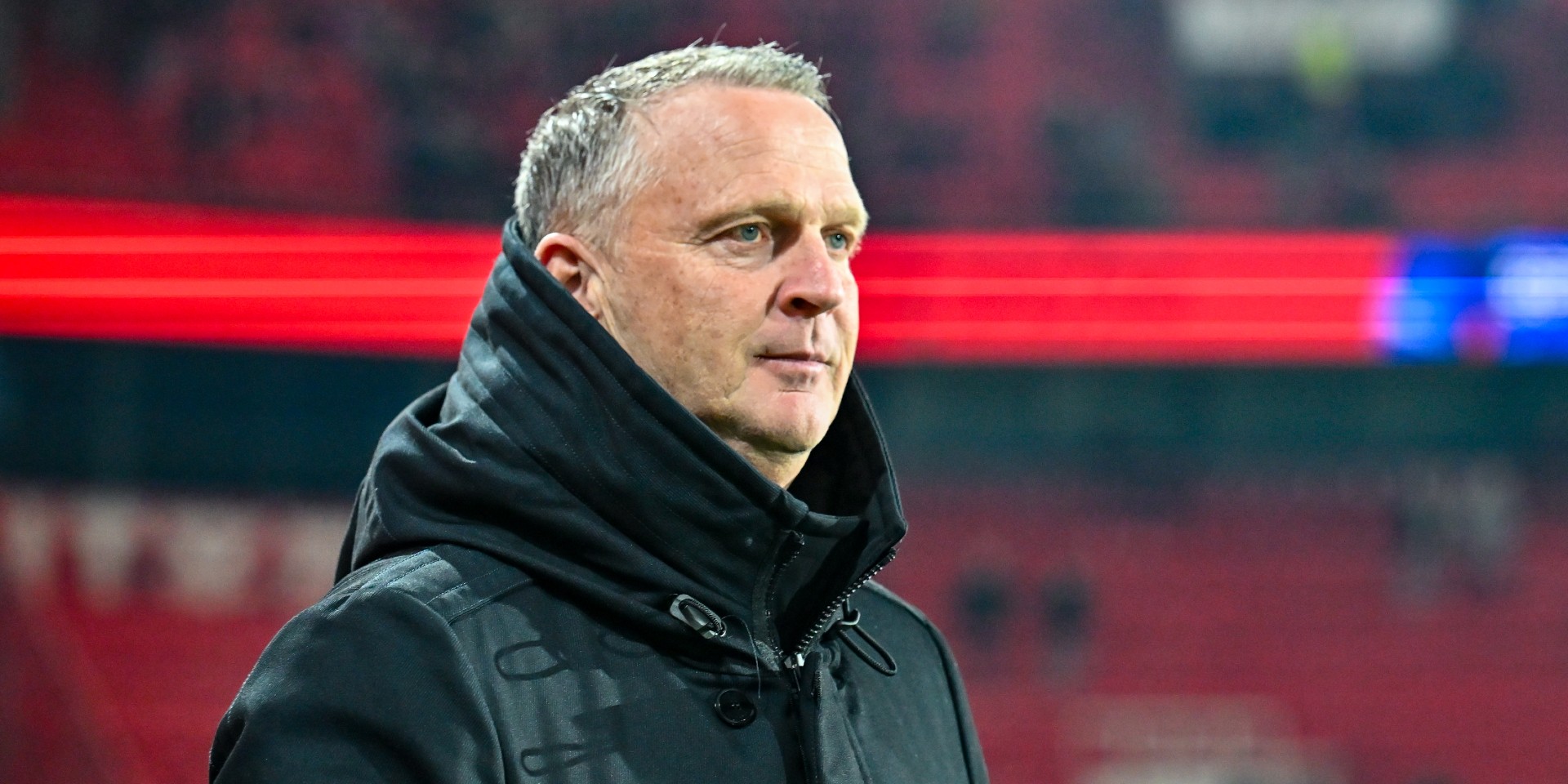 Ten Hag en Van den Brom om tafel over contractverlenging: 'Duurt geen ...