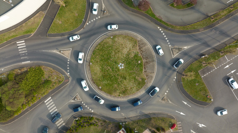 Should you use your turn signal at a roundabout? These lawmakers say 'no'