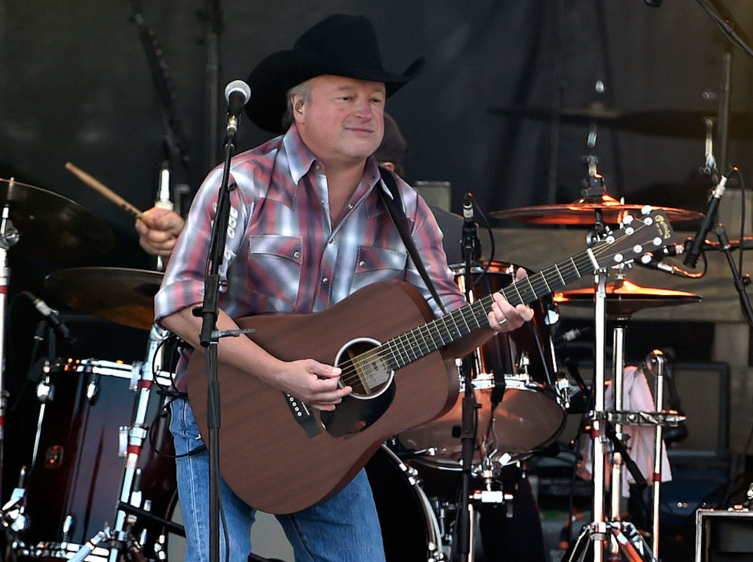’90s country legend, 62, abruptly ends concert early due to sudden illness