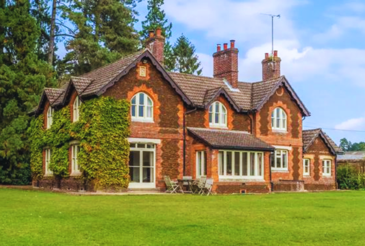 15 stunning residences of the British monarchy
