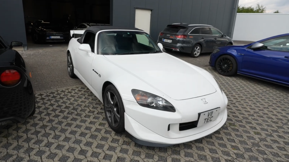 Showcasing the agility of a rare Honda roadster