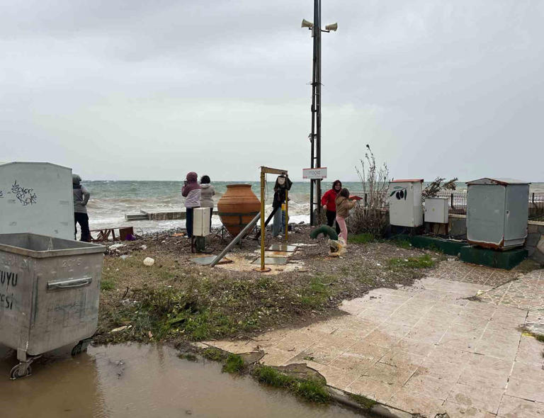 Ayvacık’ta kara ile deniz birleşti