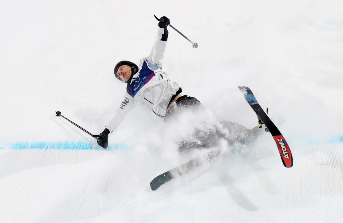 Brutal crashes in big air ski jump event